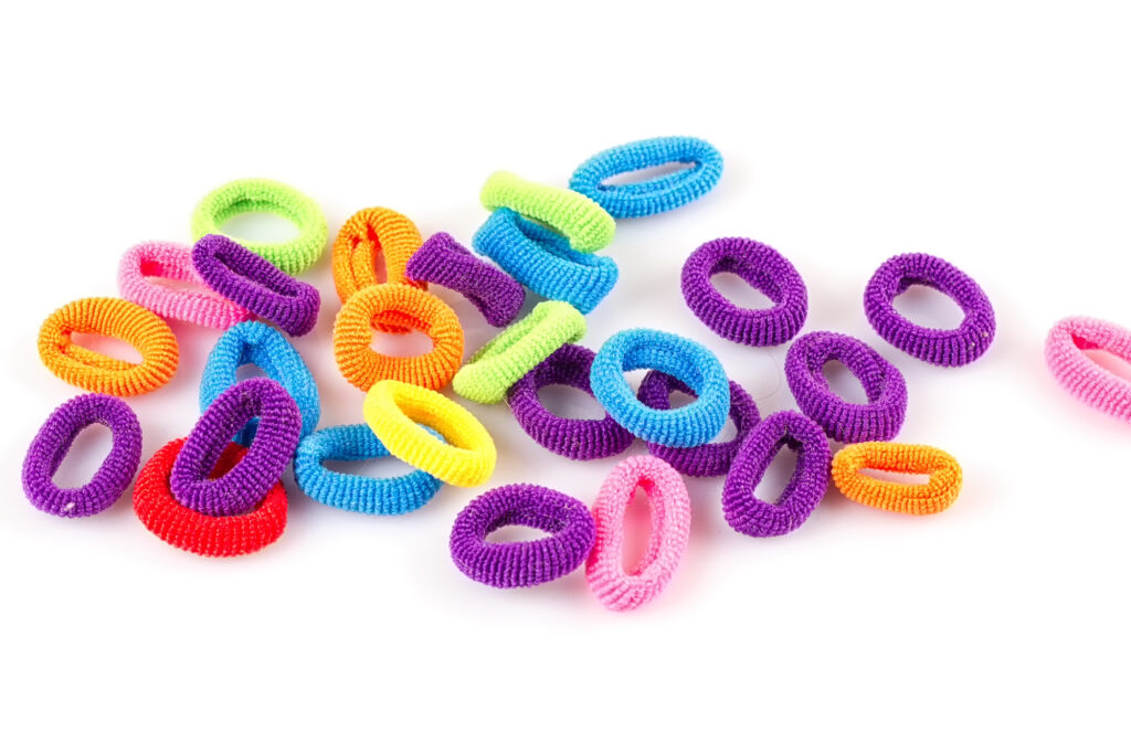 Elastika za lase med delom reši veliko problemov za ženske